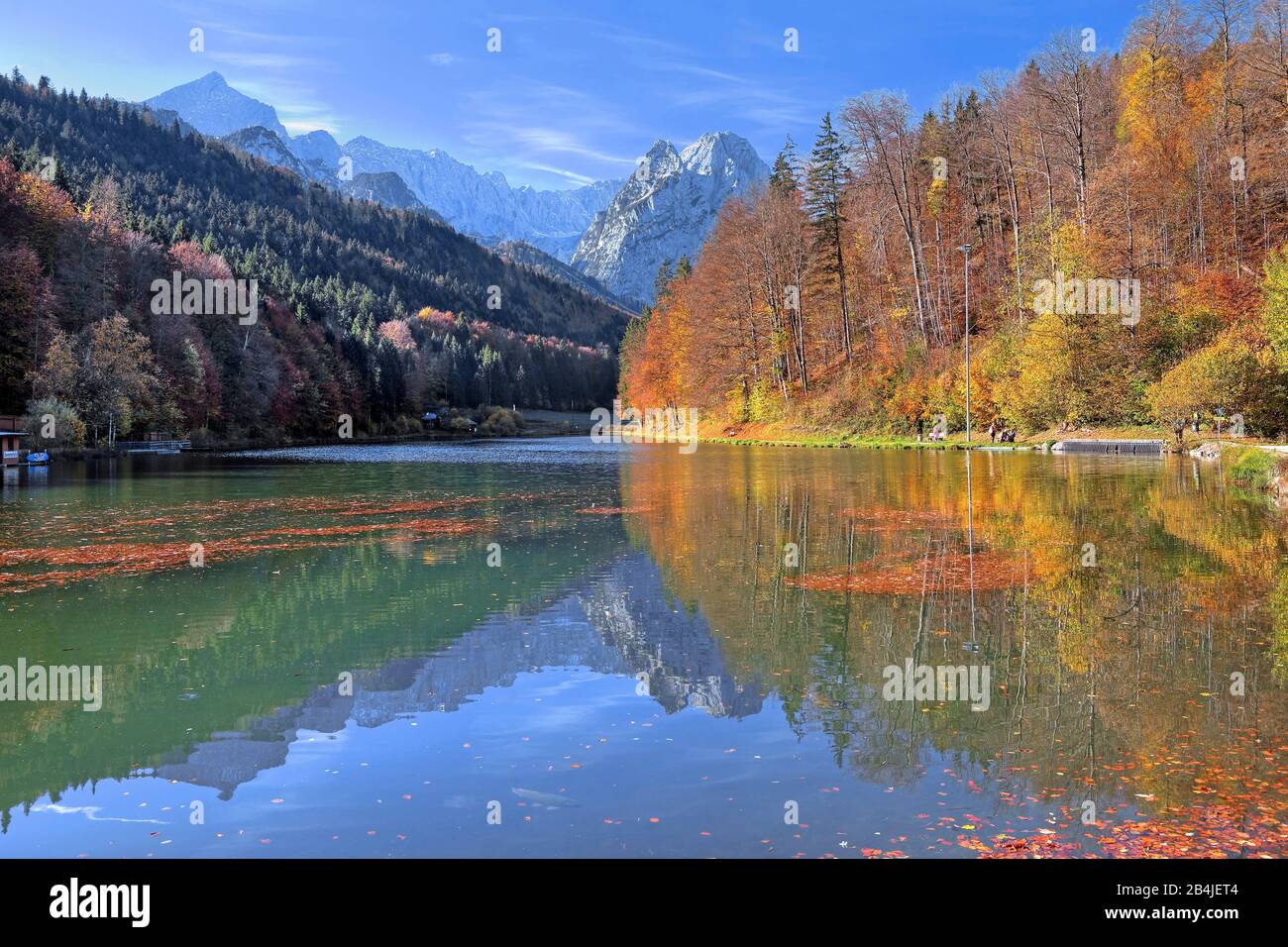 Autumn landscape at Riessersee with Alpspitze (2628m) and Waxenstein ...