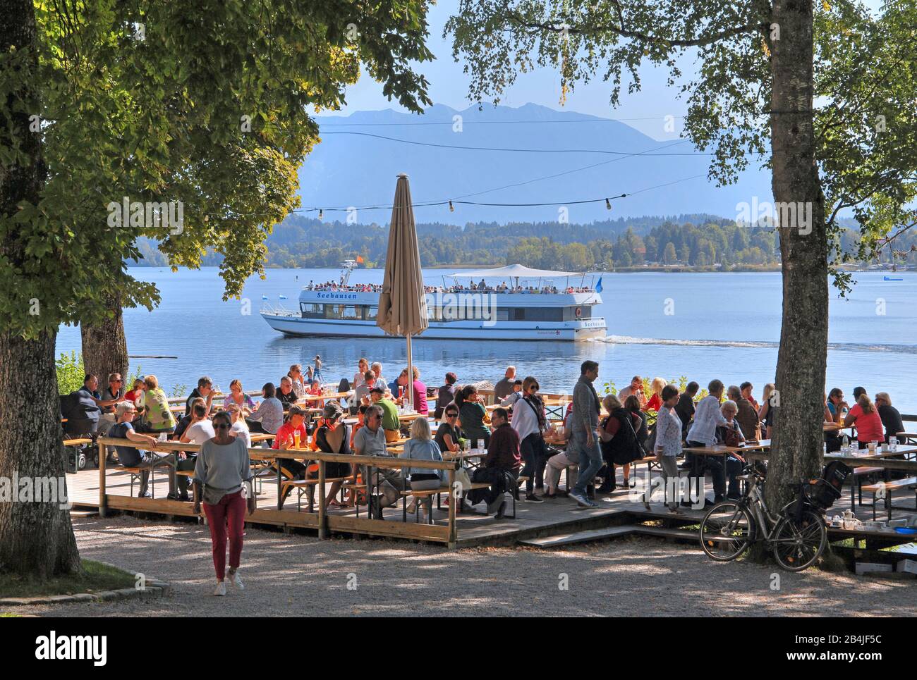 Beer garden am Staffelsee, Uffing, Das Blaue Land, Alpine foothills ...