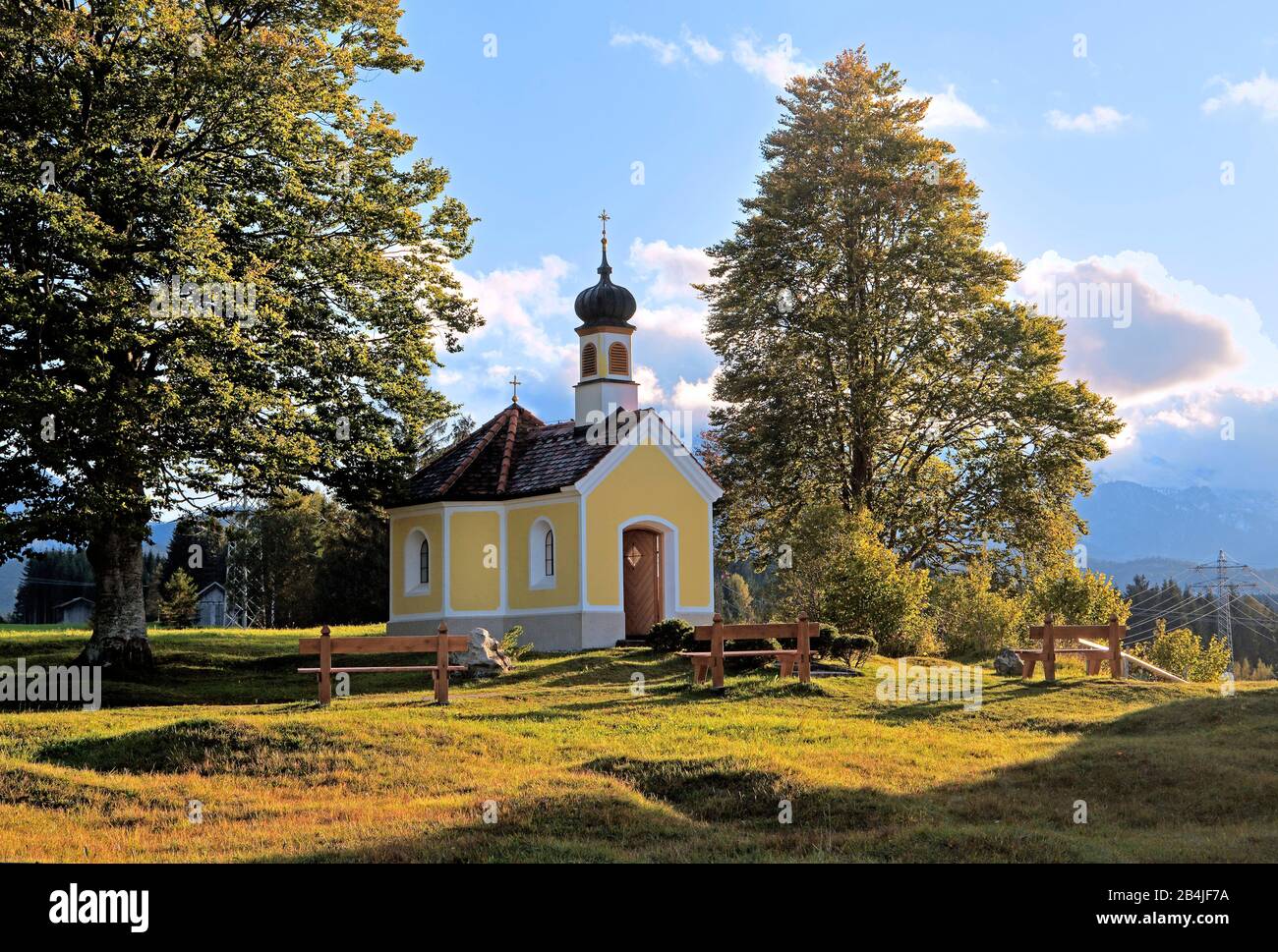 Landscape with chapel Maria Rast on the humpback meadow, Krün ...