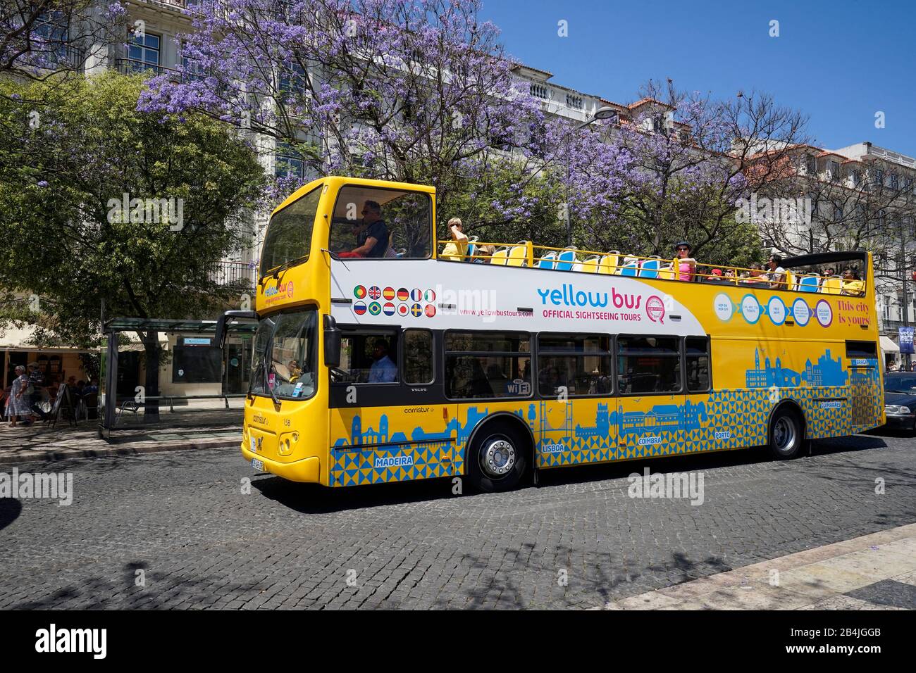 Yellow bus sightseeing city tour hi-res stock photography and images ...