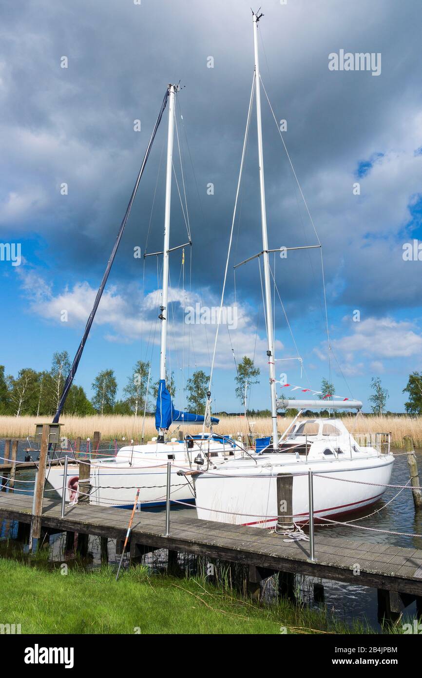 Zwei segel boot hi-res stock photography and images - Alamy