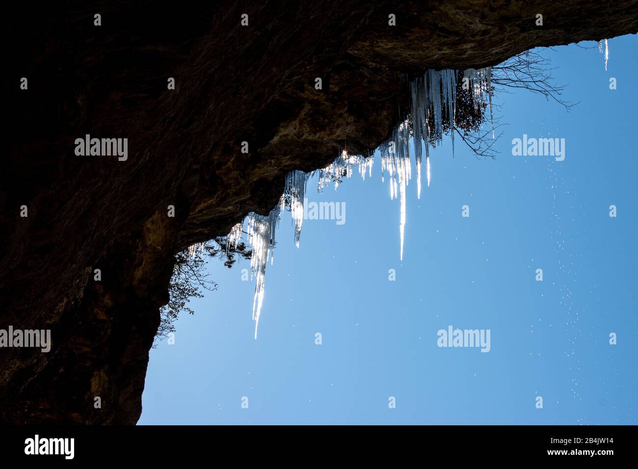 Hanging off cliff hi-res stock photography and images - Alamy