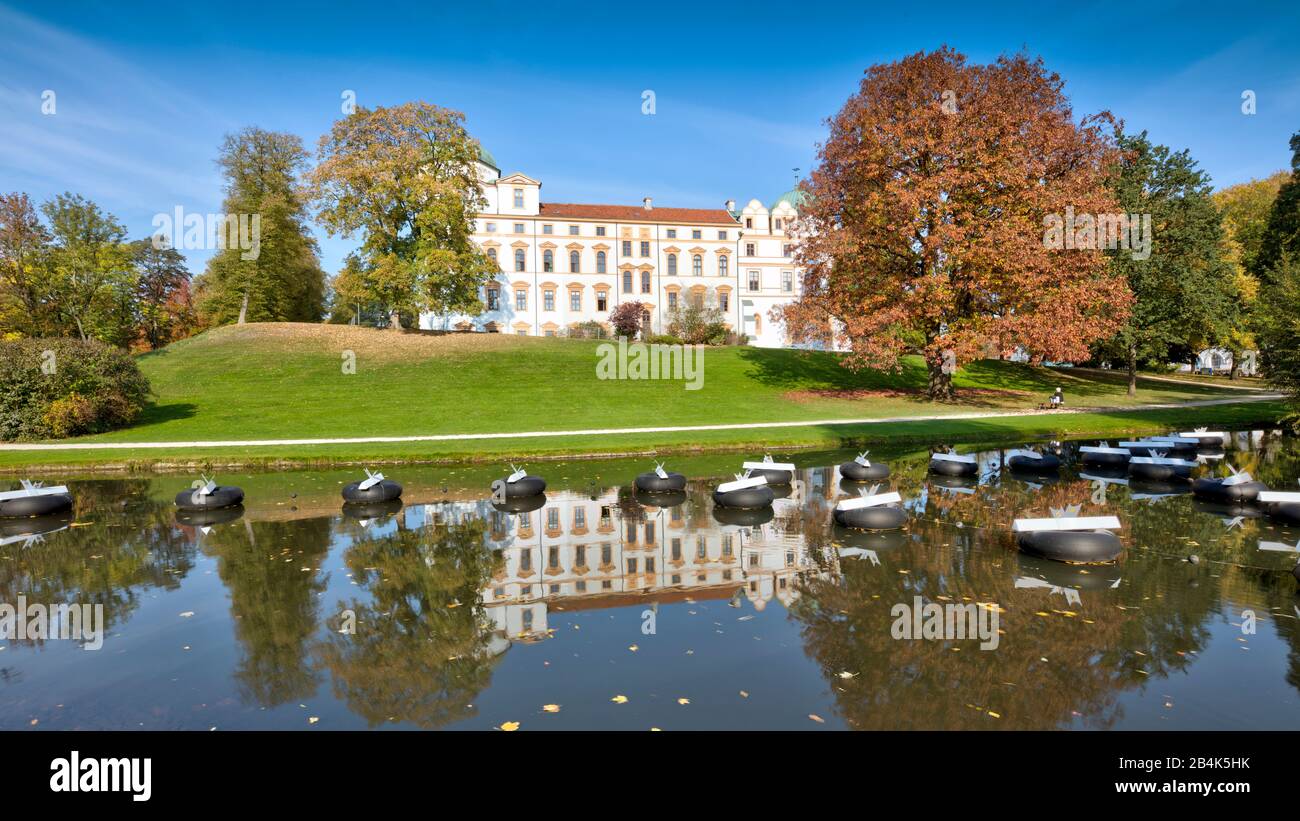 Moat, castle, water, reflection, autumn, Celle, Lower Saxony, Germany ...