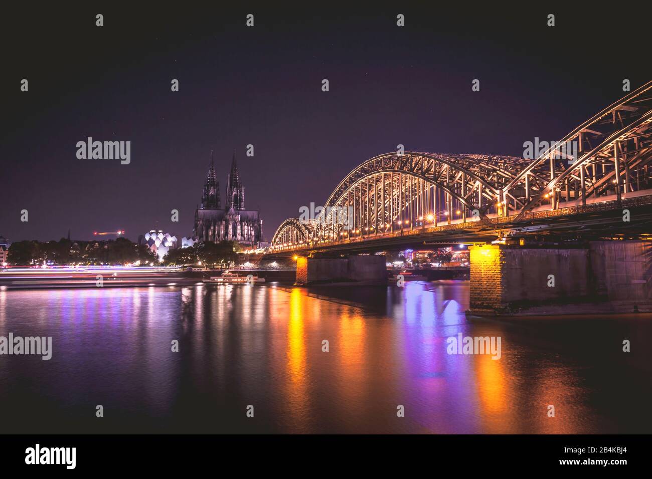 Hohenzollern Bridge with a view of the Cologne Cathedral, at night ...