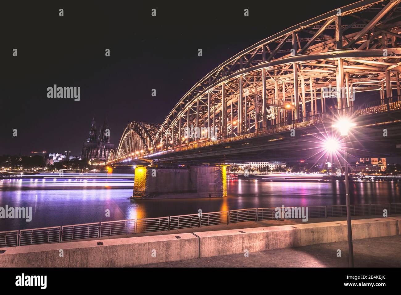 Hohenzollern Bridge with a view of the Cologne Cathedral, at night ...