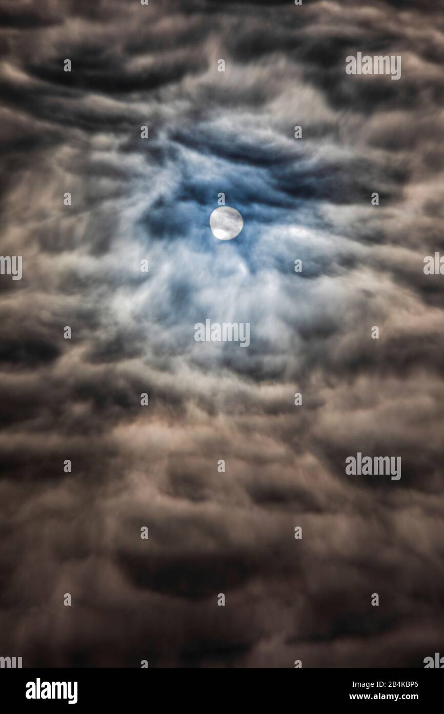 Reflection of the sun in the water Stock Photo - Alamy