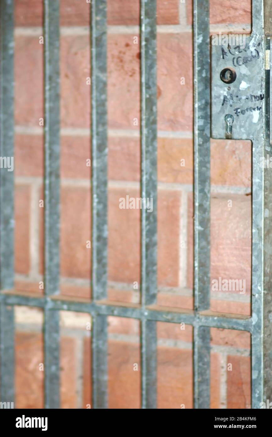 Iron grid gate hi-res stock photography and images - Alamy