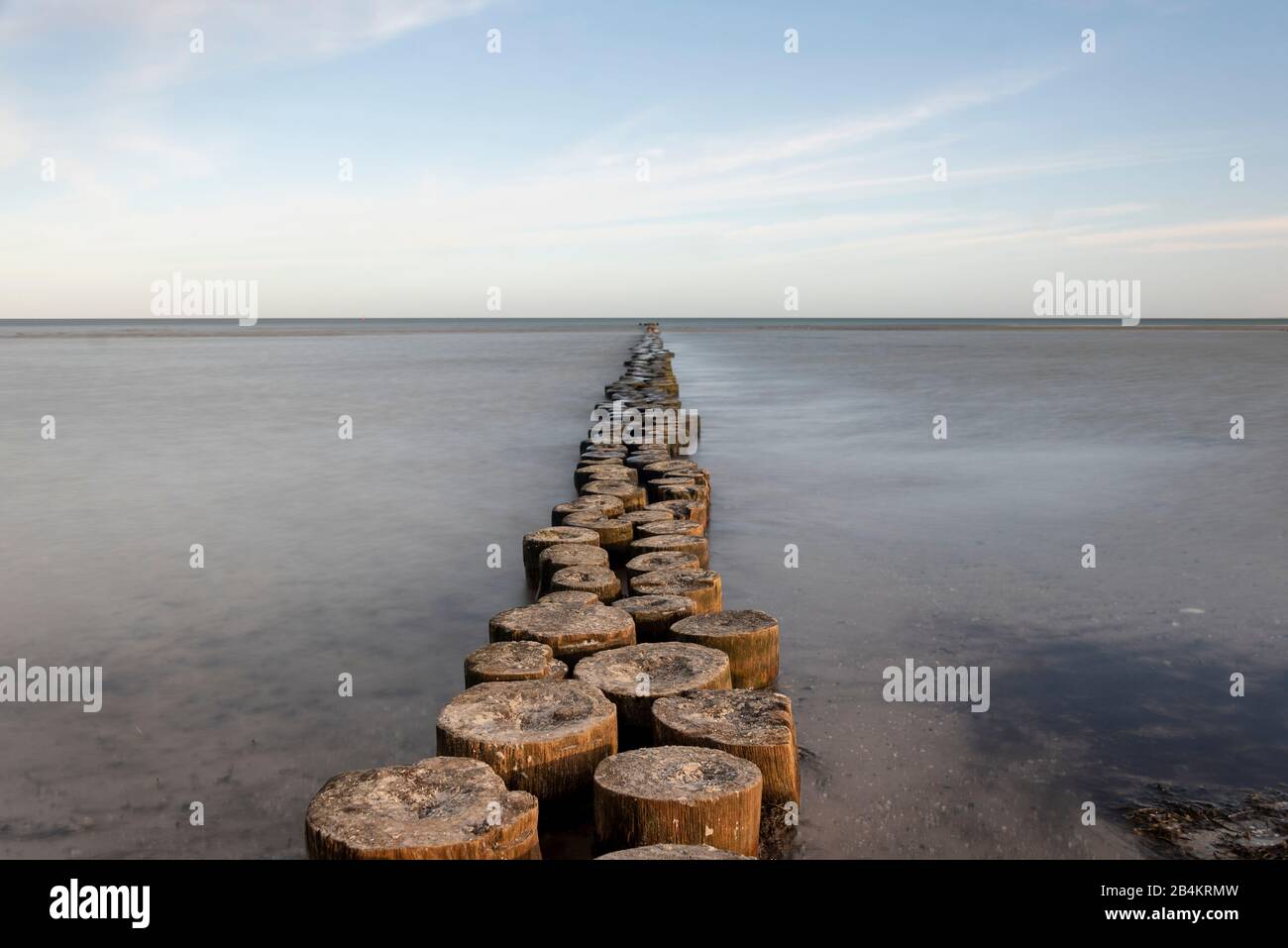 Wooden groyns hi-res stock photography and images - Alamy