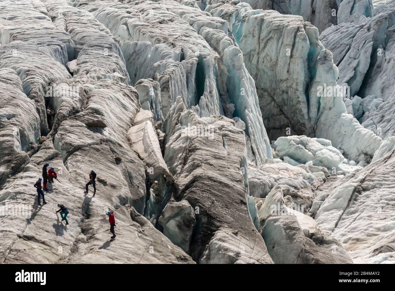 Bergsteiger gletscher gletscherspalte bergsteiger hi-res stock ...