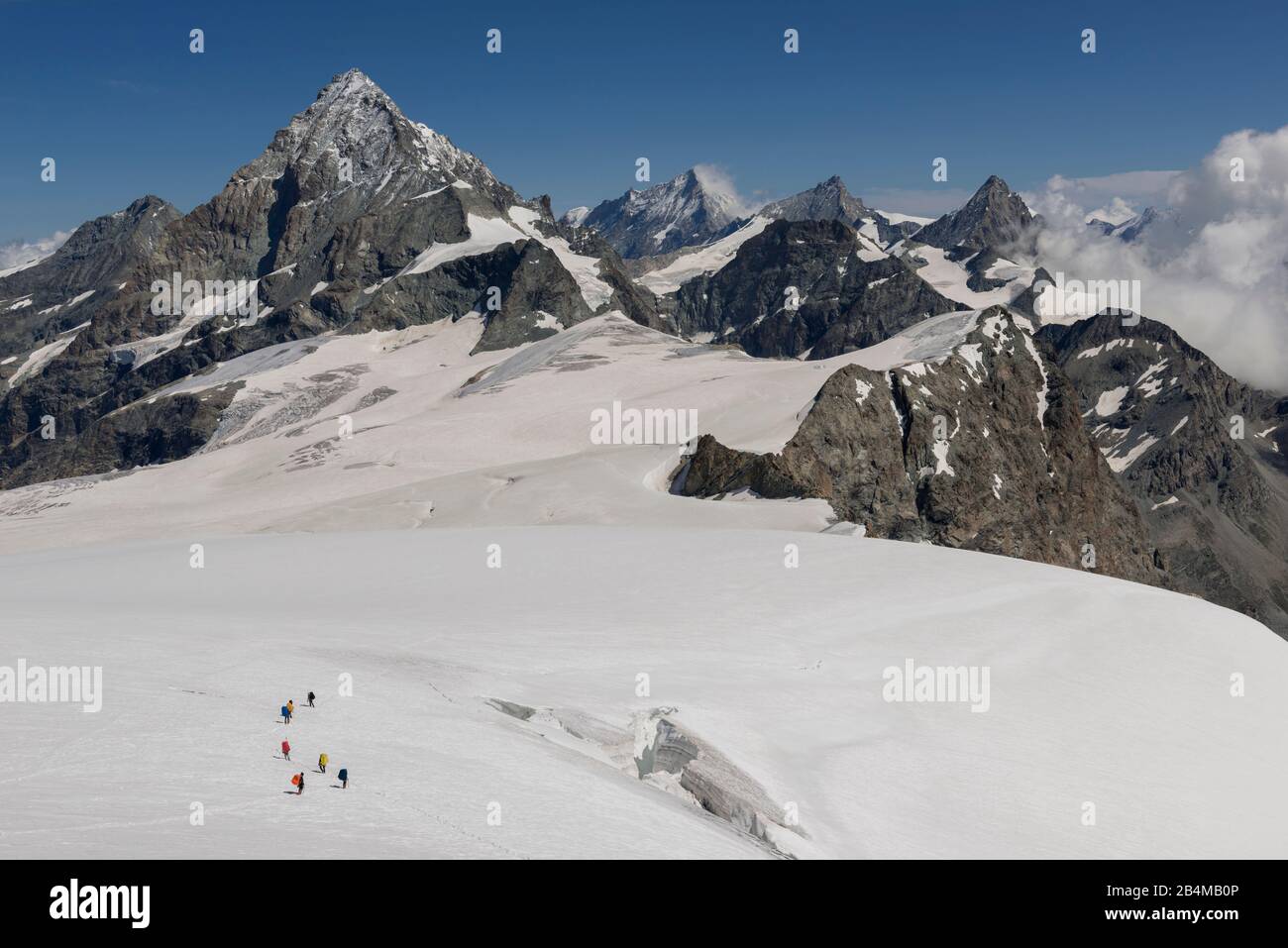 Bergsteiger gletscher gletscherspalte bergsteiger hi-res stock ...