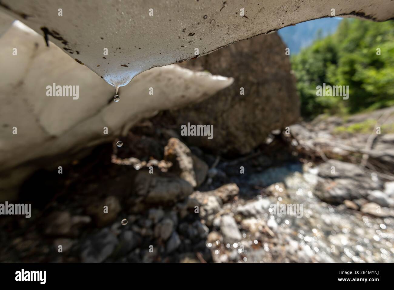 Snow cave hi-res stock photography and images - Alamy
