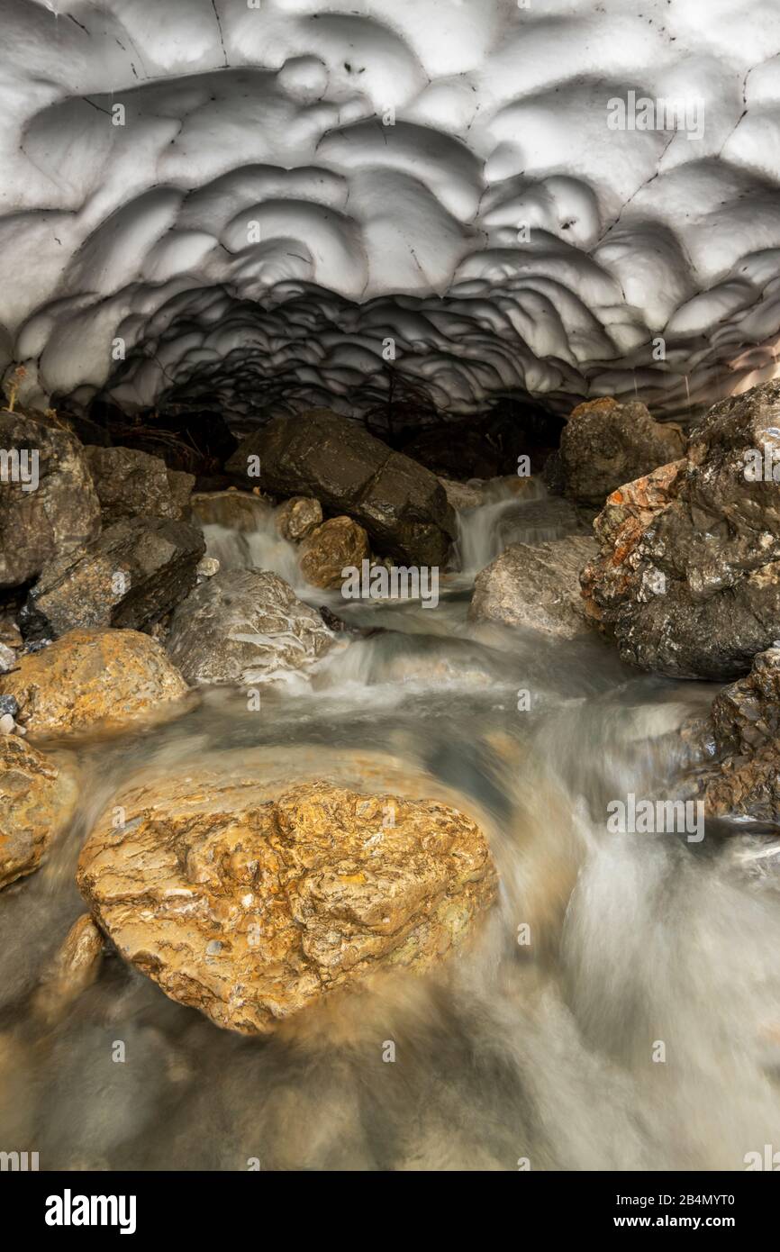 Snow cave bed hi-res stock photography and images - Alamy
