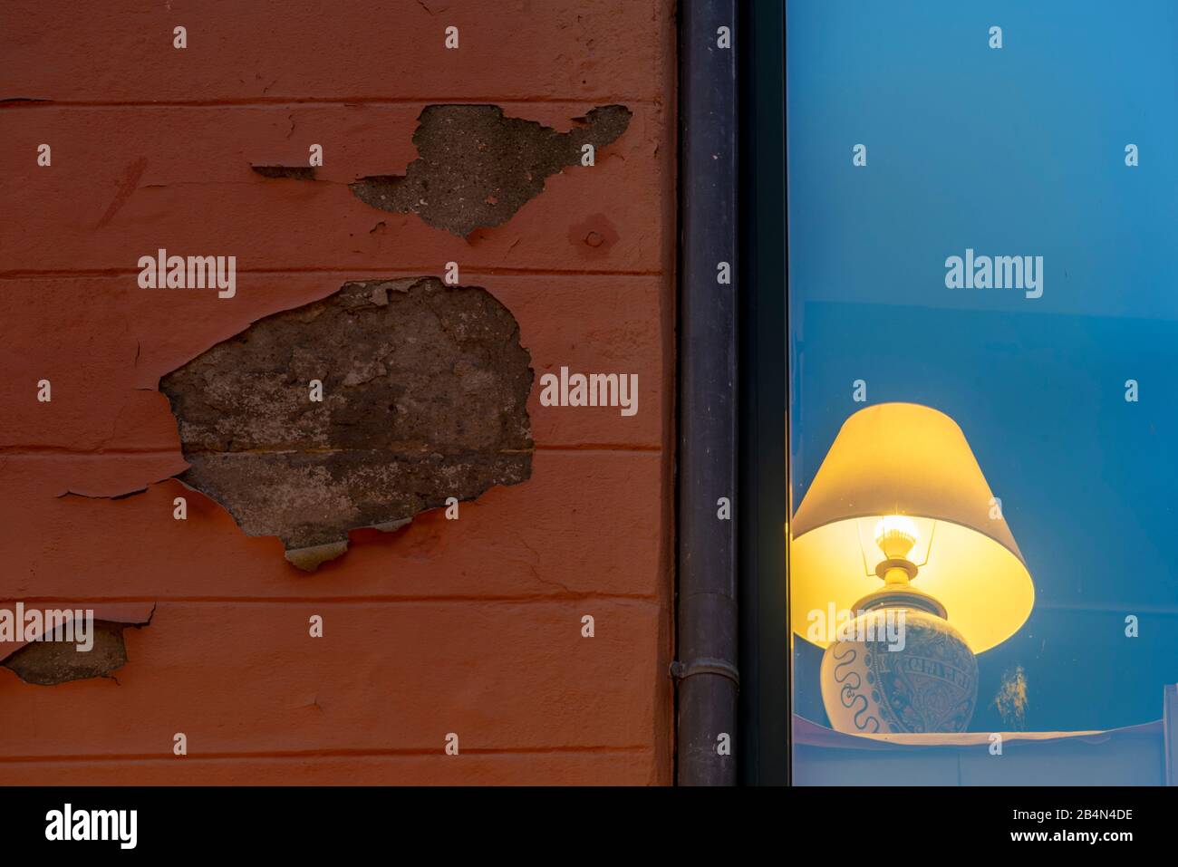 Crumbling house hi-res stock photography and images - Alamy