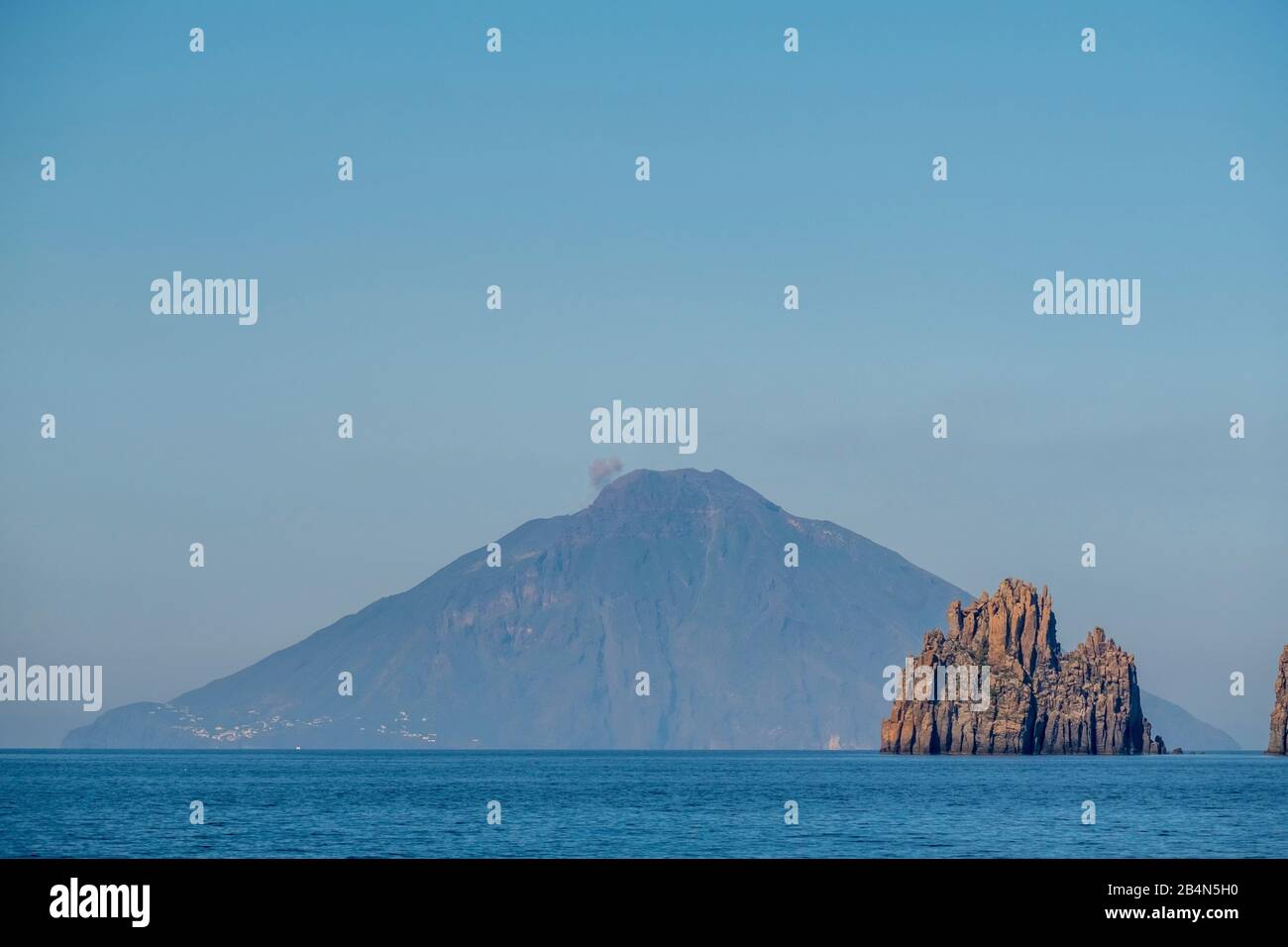 Volcano rocks hi-res stock photography and images - Alamy