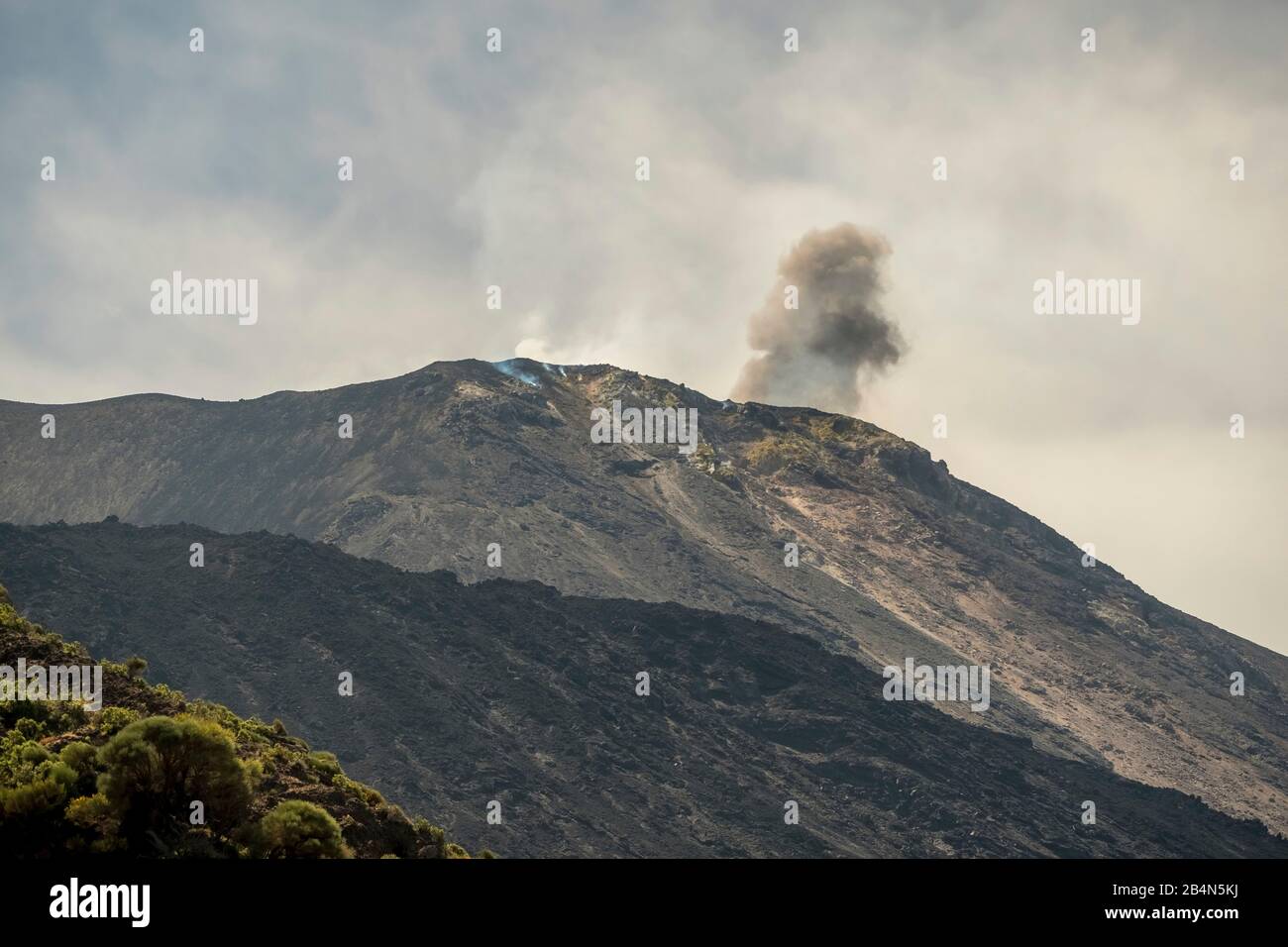 Volcano smoke cloud hi-res stock photography and images - Alamy