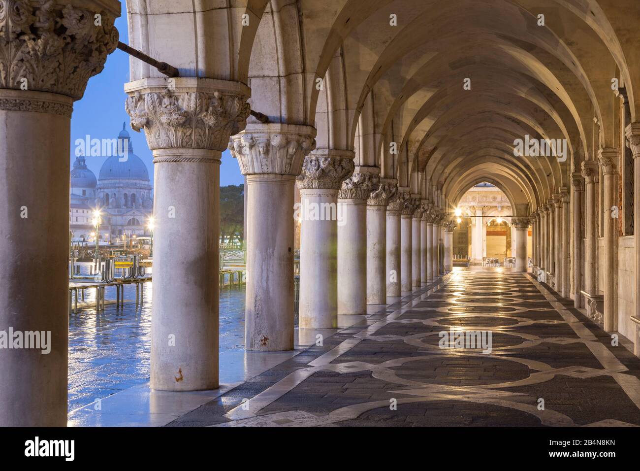 Portico palace High Resolution Stock Photography and Images - Alamy