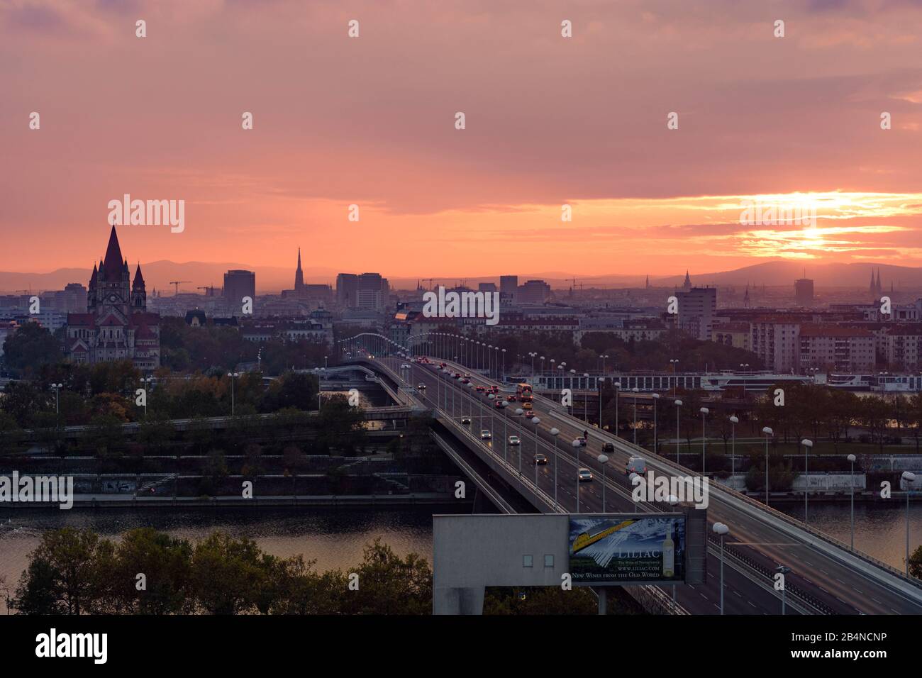 Vienna, river Donau (Danube), bridge Reichsbrücke, Ferris Wheel, St ...