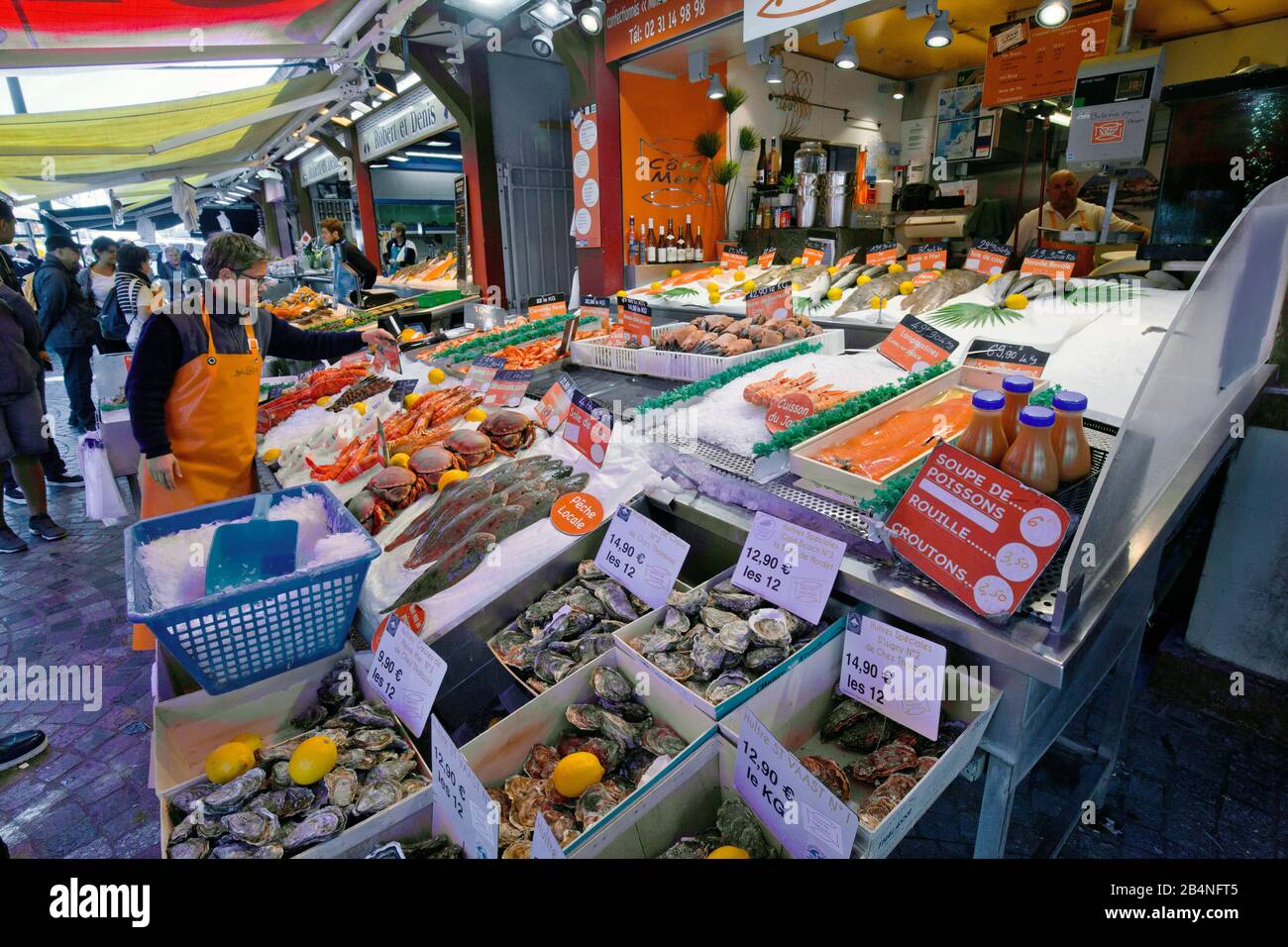 French fish market hi-res stock photography and images - Alamy