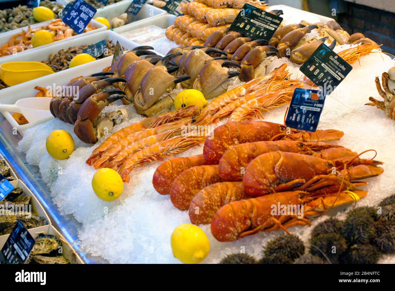French fish market hi-res stock photography and images - Alamy