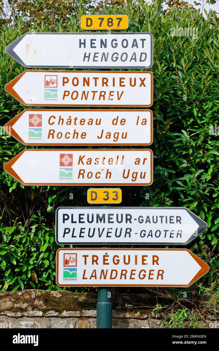 Bilingual street signs for places and places of interest in the Cotes d ...