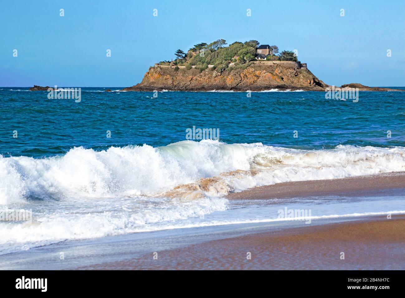 Small rocky cliff on beach hi-res stock photography and images - Alamy