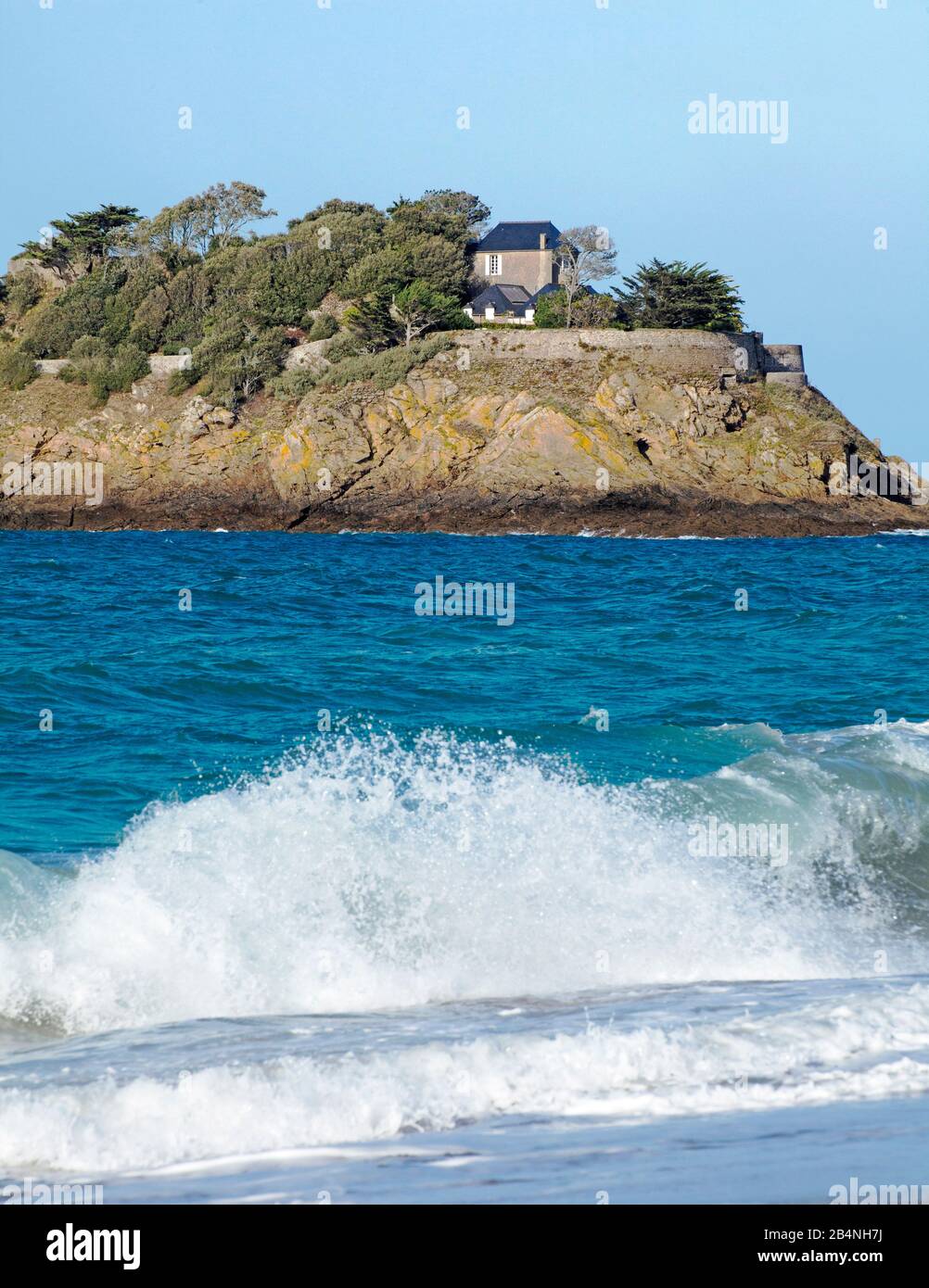Small rocky cliff on beach hi-res stock photography and images - Alamy