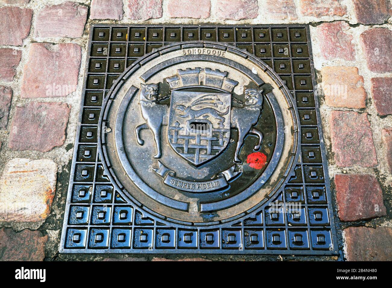 City arms on a manhole cover hi-res stock photography and images - Alamy