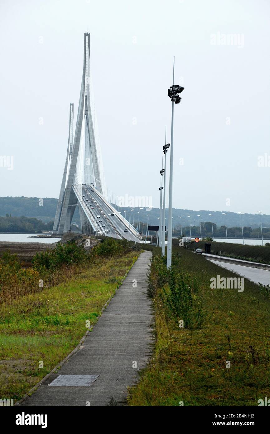 Crosses the seine estuary hi-res stock photography and images - Alamy