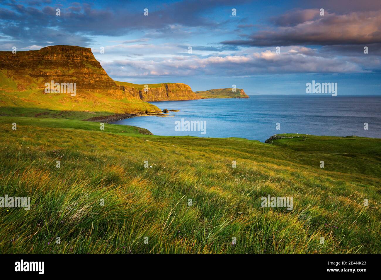 Cliffs at coast hi-res stock photography and images - Alamy