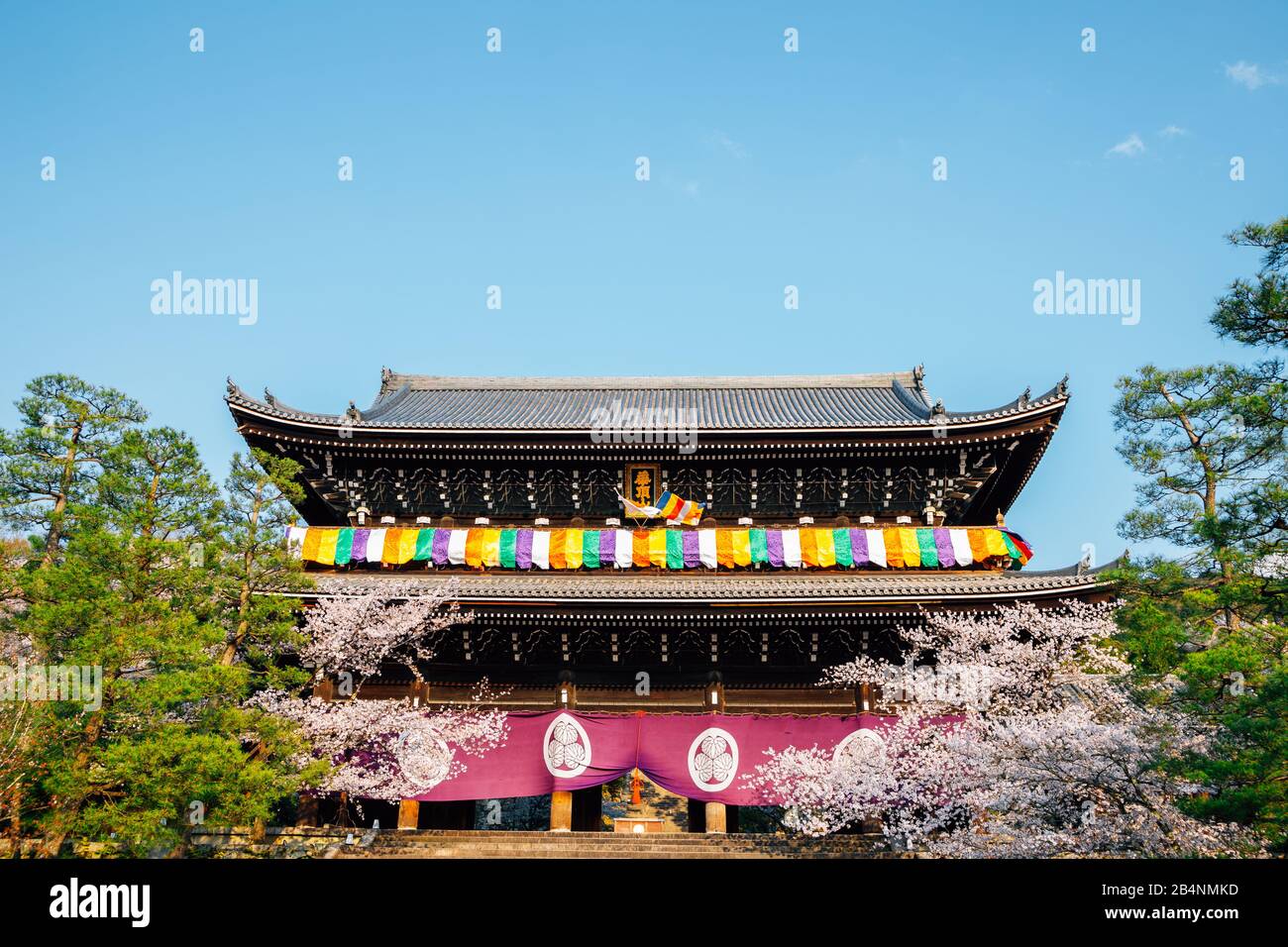 Chion-in temple with spring cherry blossoms in Kyoto, Japan Stock Photo ...