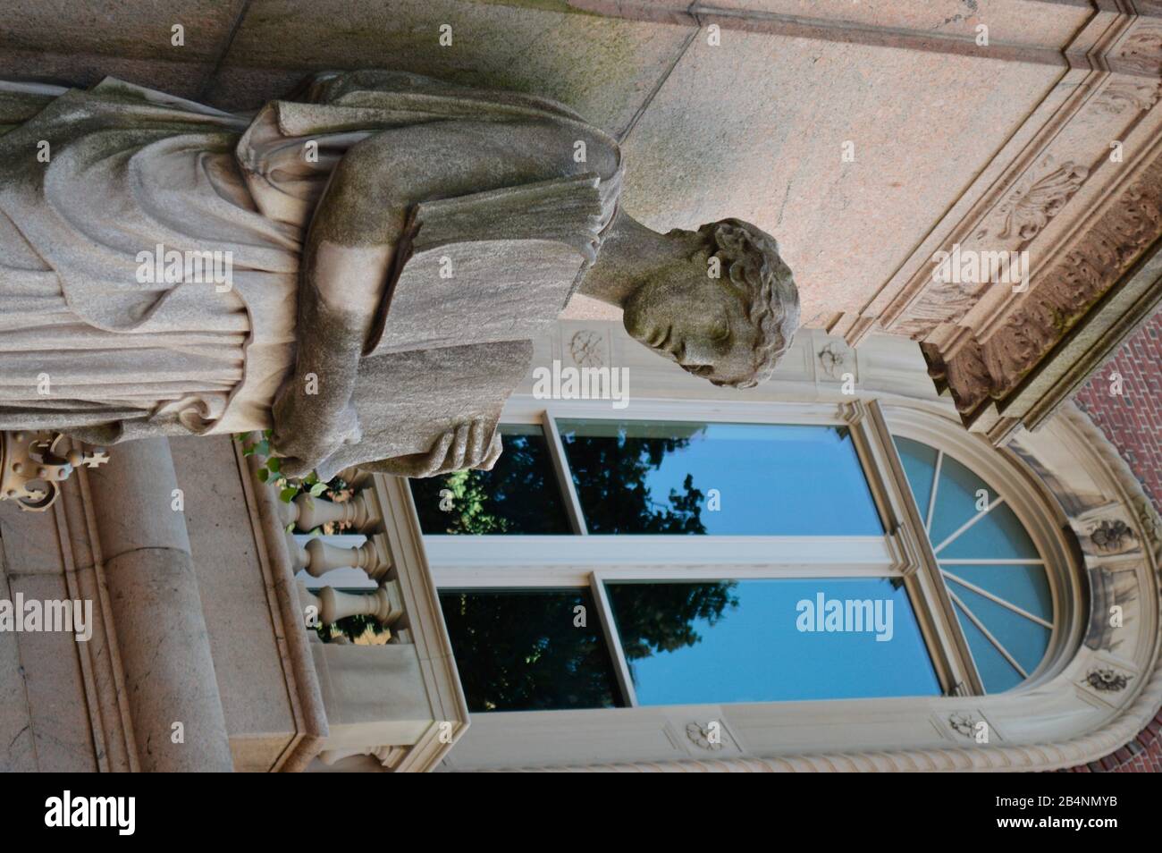 Entrance statue architecture hi-res stock photography and images - Alamy