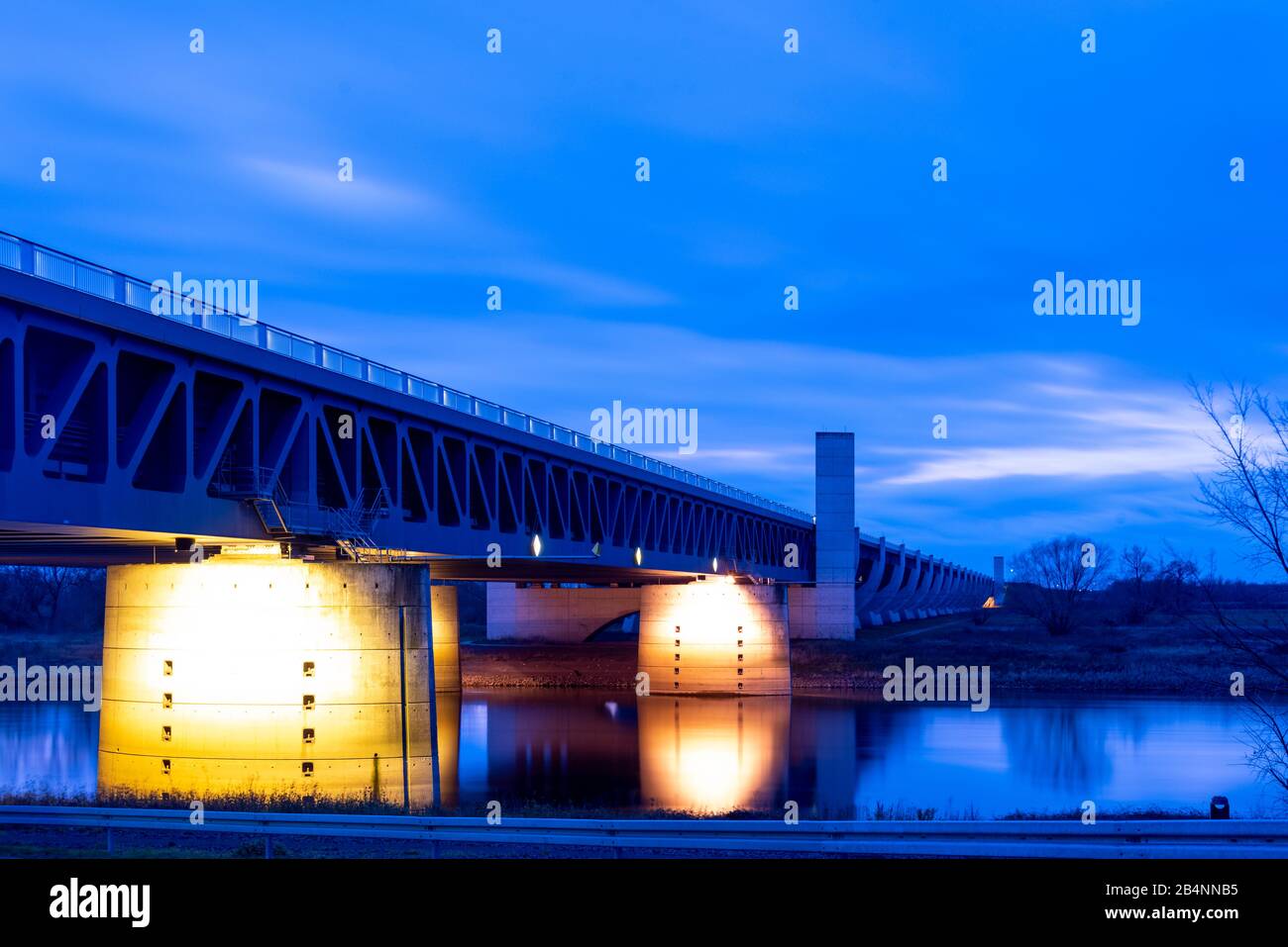 Trough bridge hi-res stock photography and images - Alamy