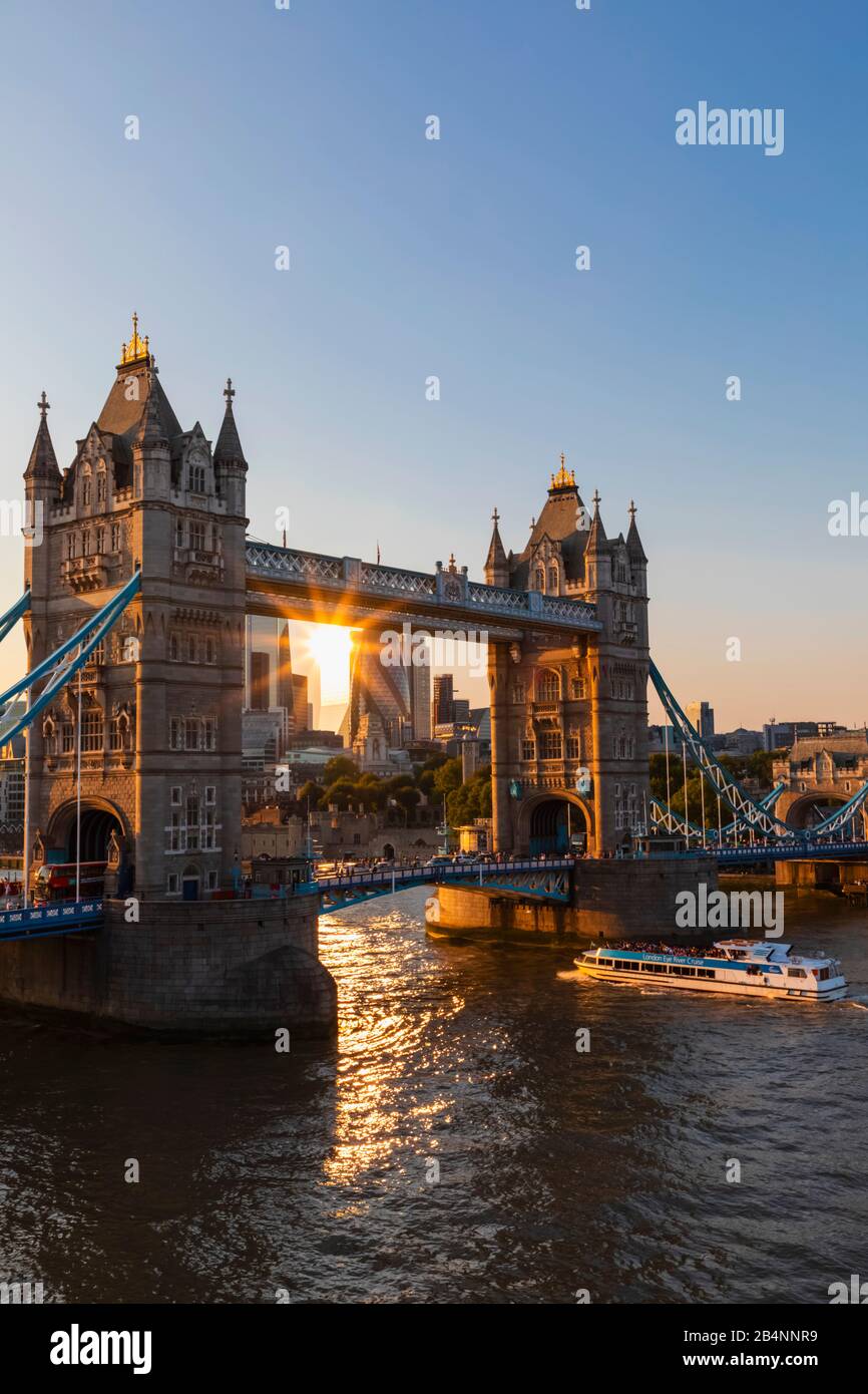 London tower bridge light hi-res stock photography and images - Alamy