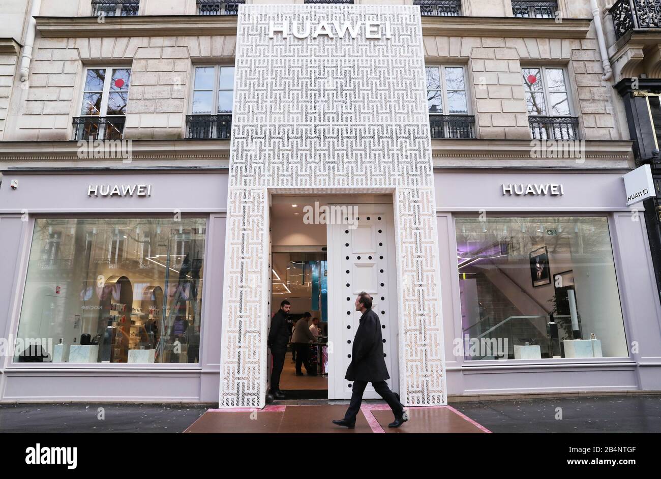 Huawei store china hi-res stock photography and images - Alamy