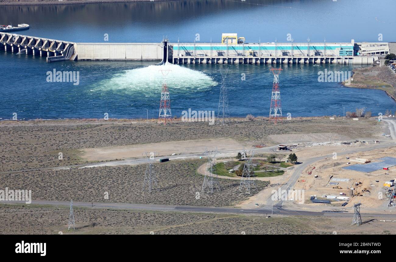 The spillway and turbine house at the Priest Rapids hydroelectric dam ...