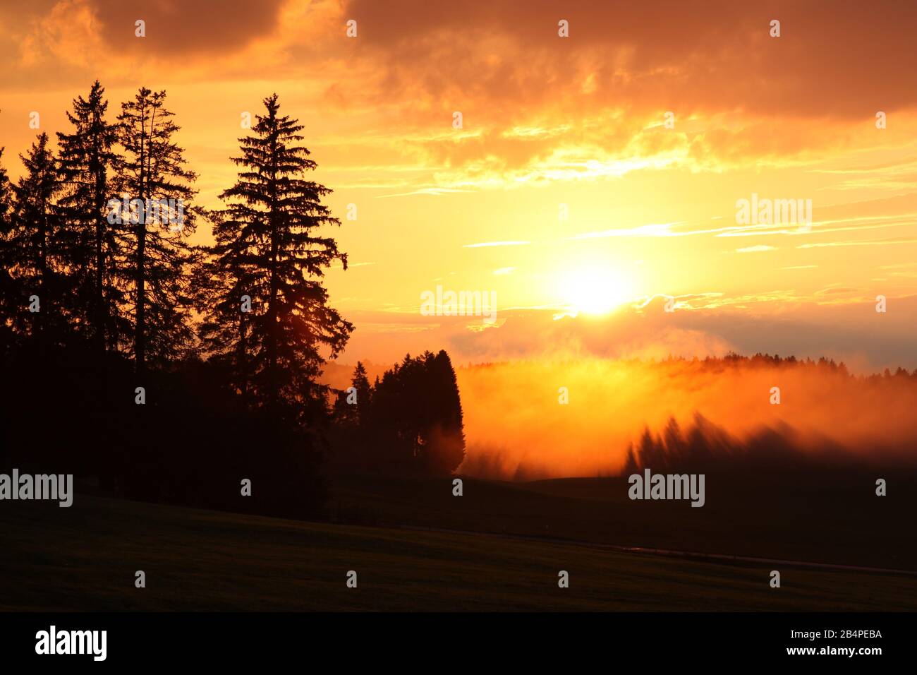 Misty sunset hi-res stock photography and images - Alamy