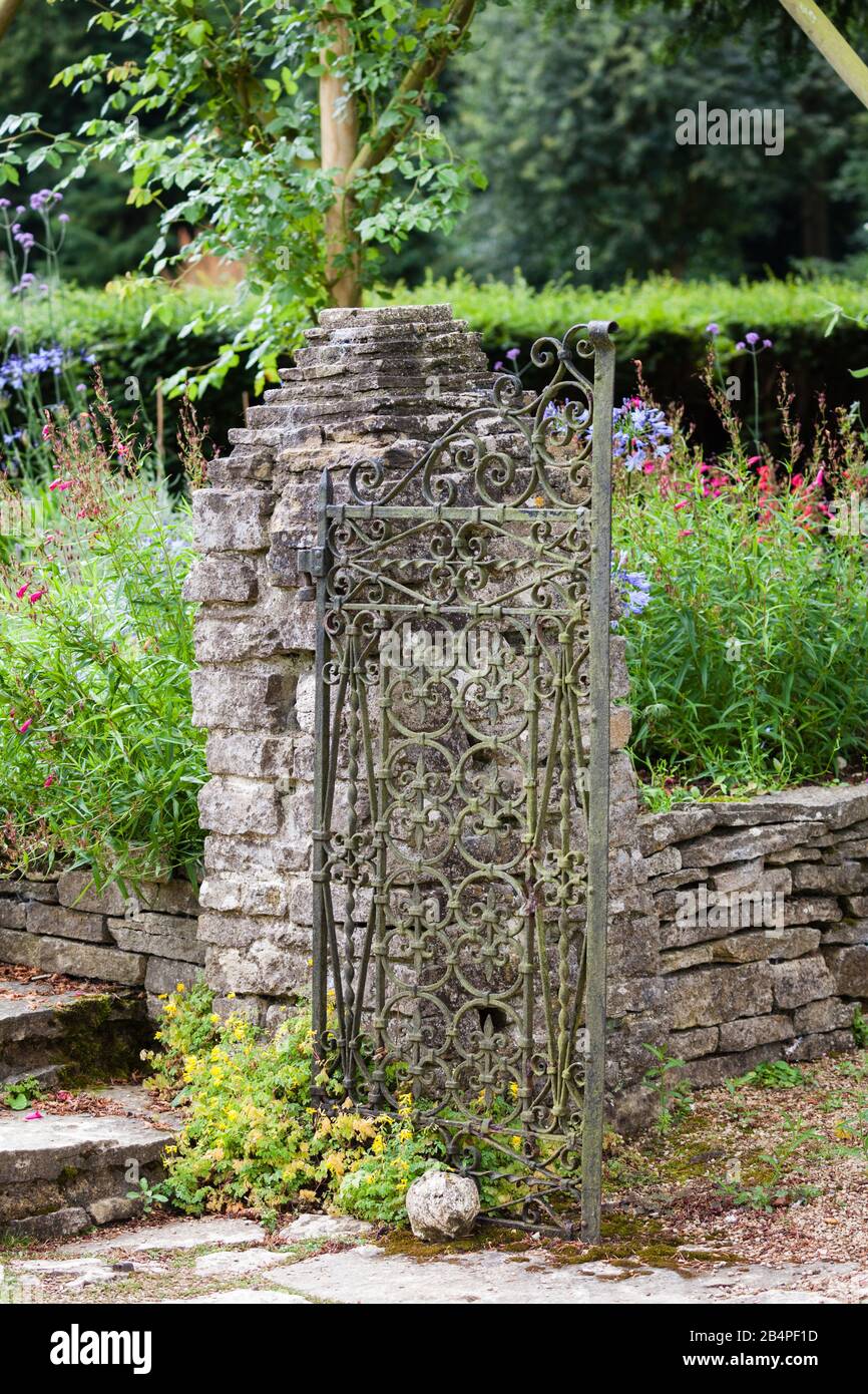 Garden stone path metal hi-res stock photography and images - Alamy
