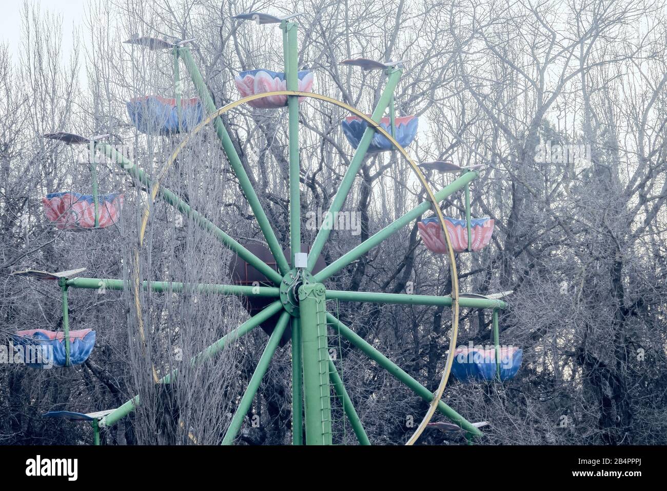Dull autumn carousel seems abandoned. Autumn parks in bad weather Stock ...