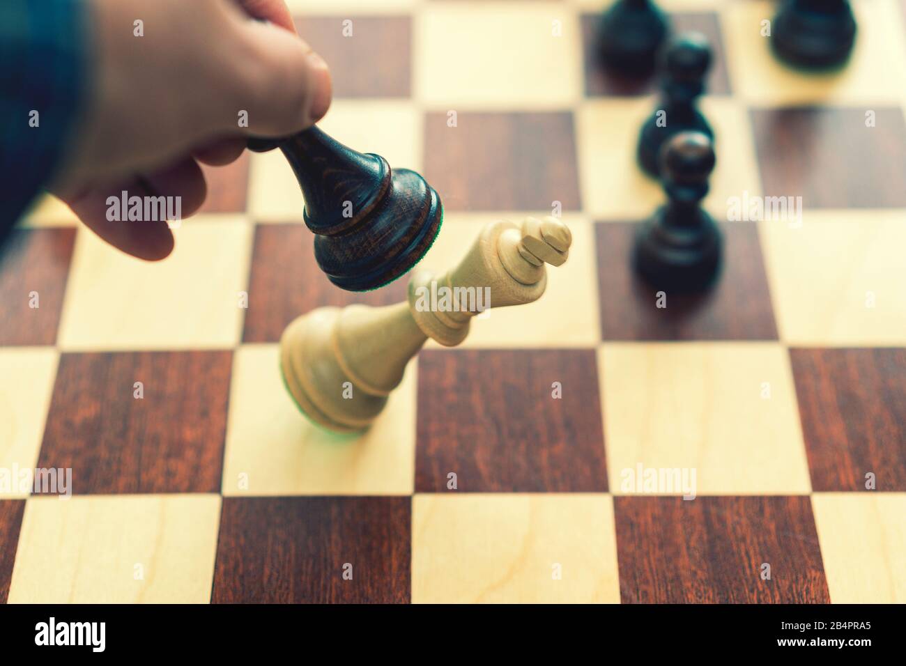 Chess pieces falling hi-res stock photography and images - Alamy
