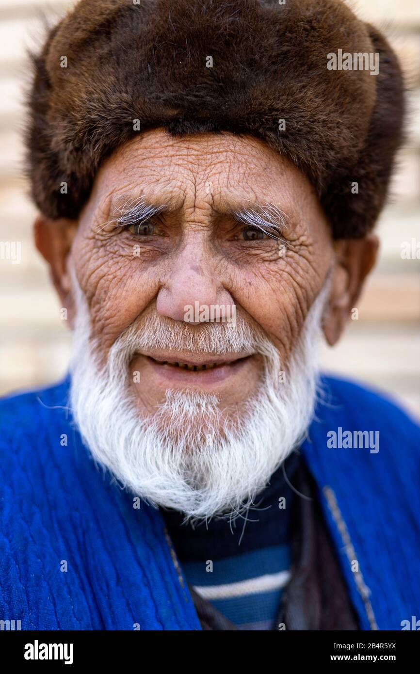 Uzbek smiling hi-res stock photography and images - Alamy