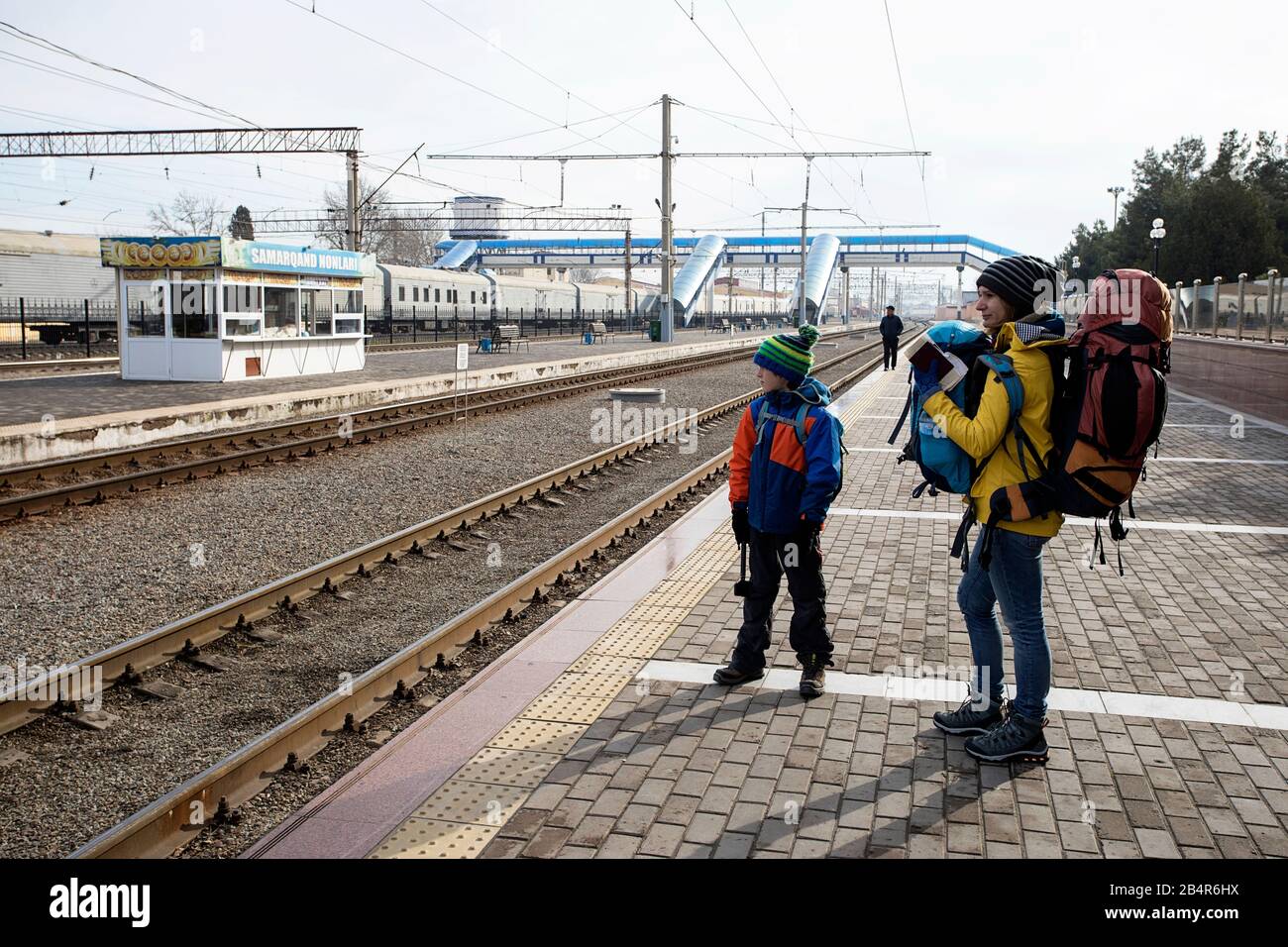 Mother and son tourist waiting for Samarkand to Bukhara fast train ...