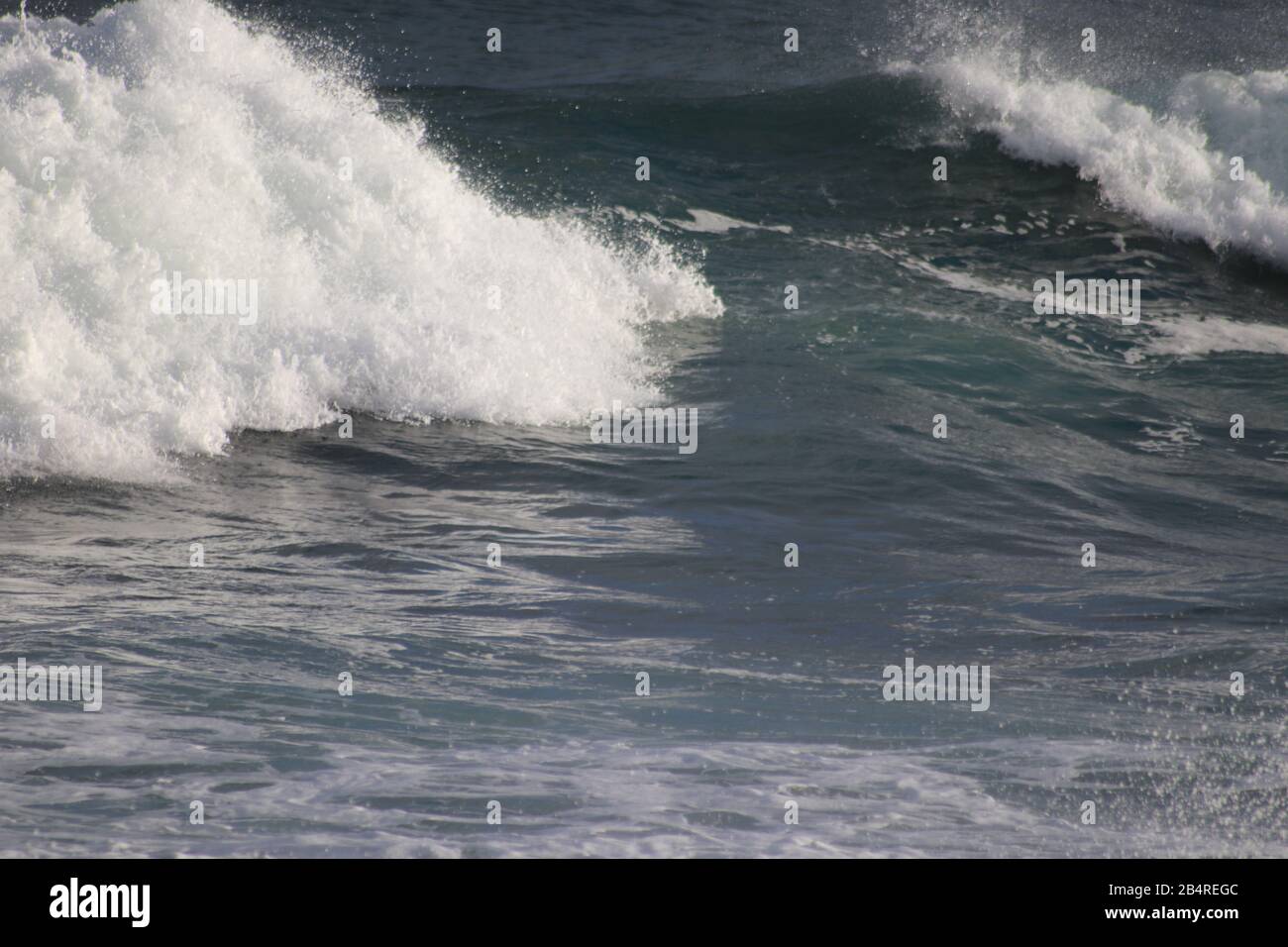 Wave breaking with surf Stock Photo - Alamy