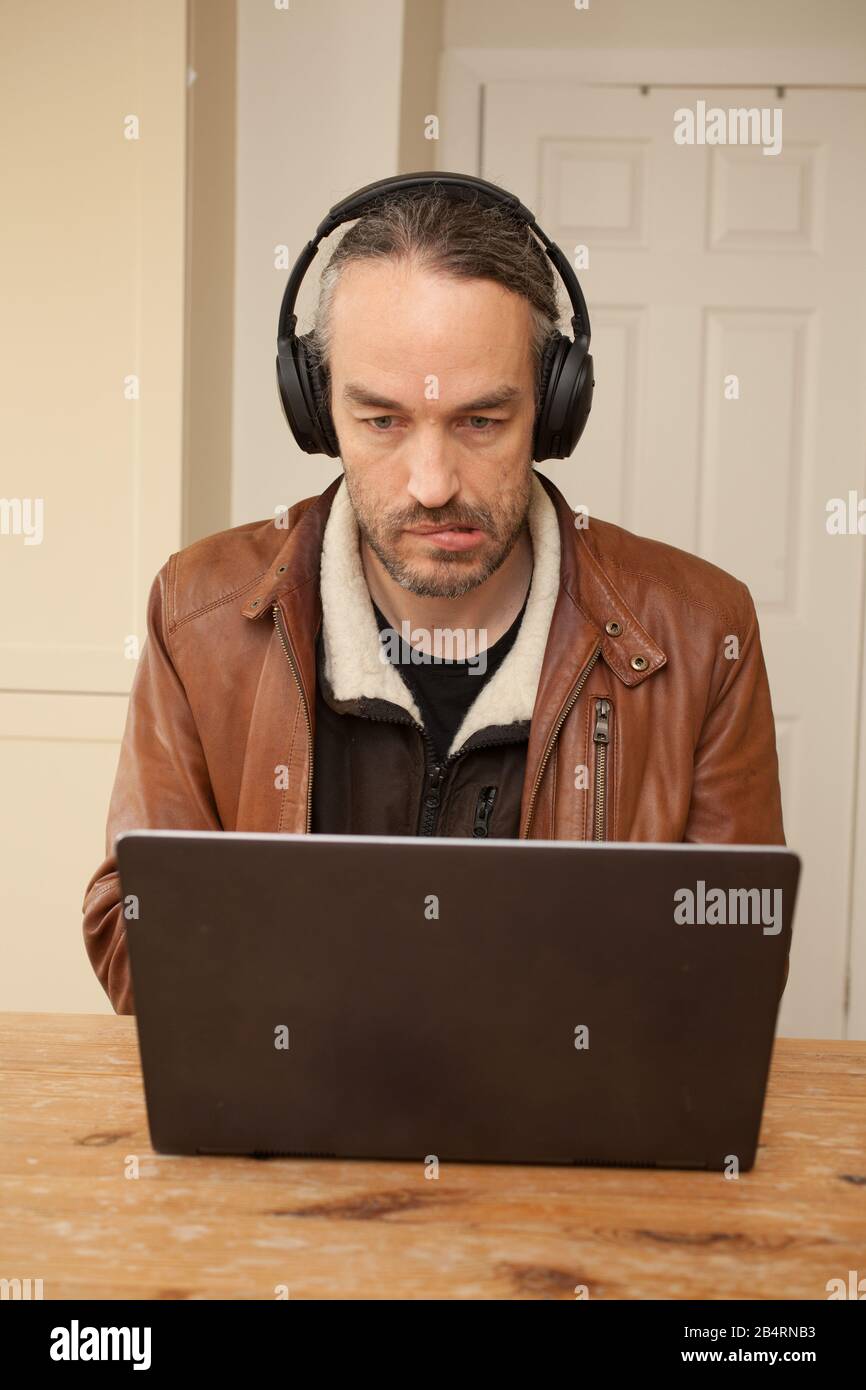 Listening computer hi-res stock photography and images - Alamy