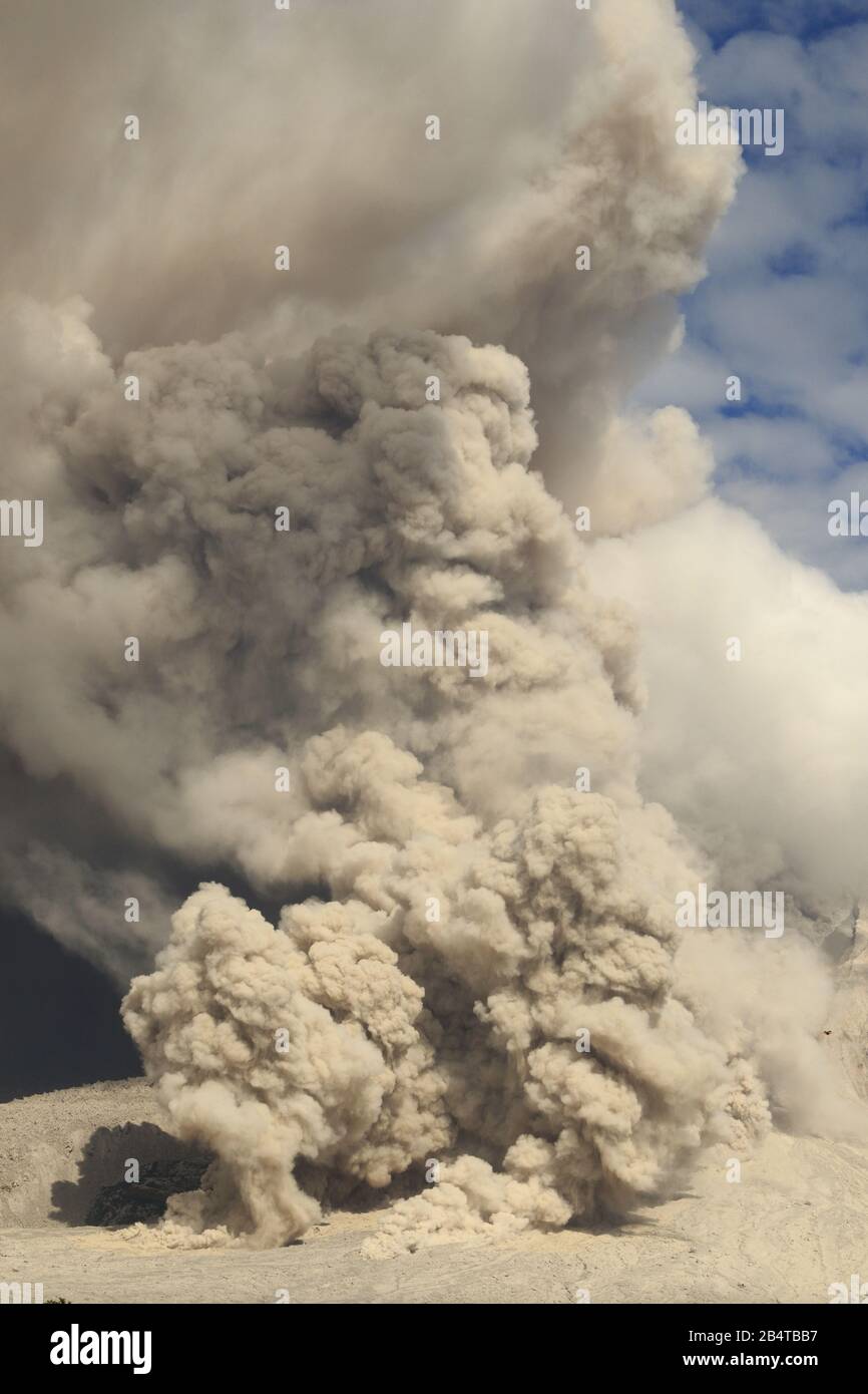 Pyroclastic flow, sinabung volcano Stock Photo - Alamy