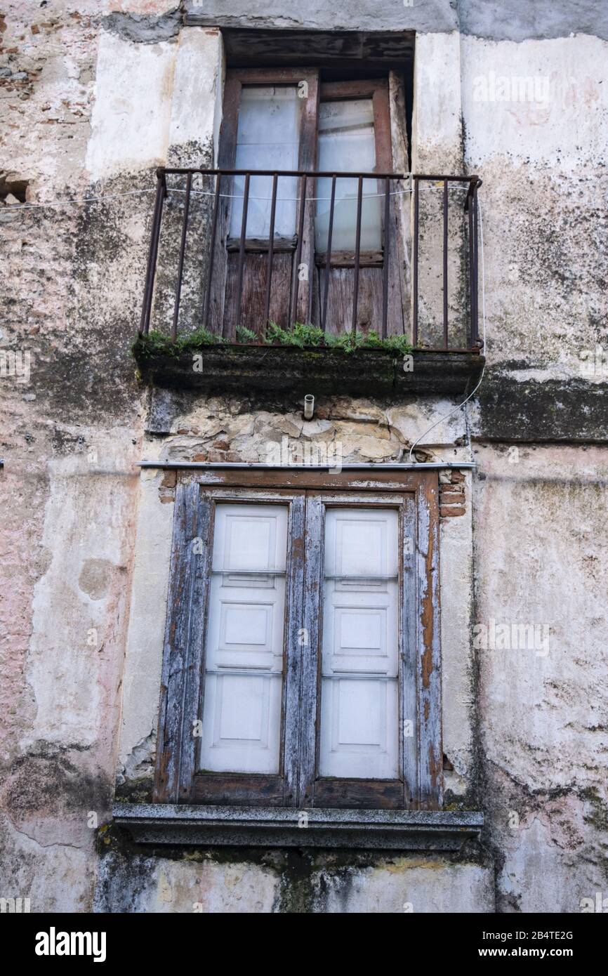 Building facade windows hi-res stock photography and images - Alamy