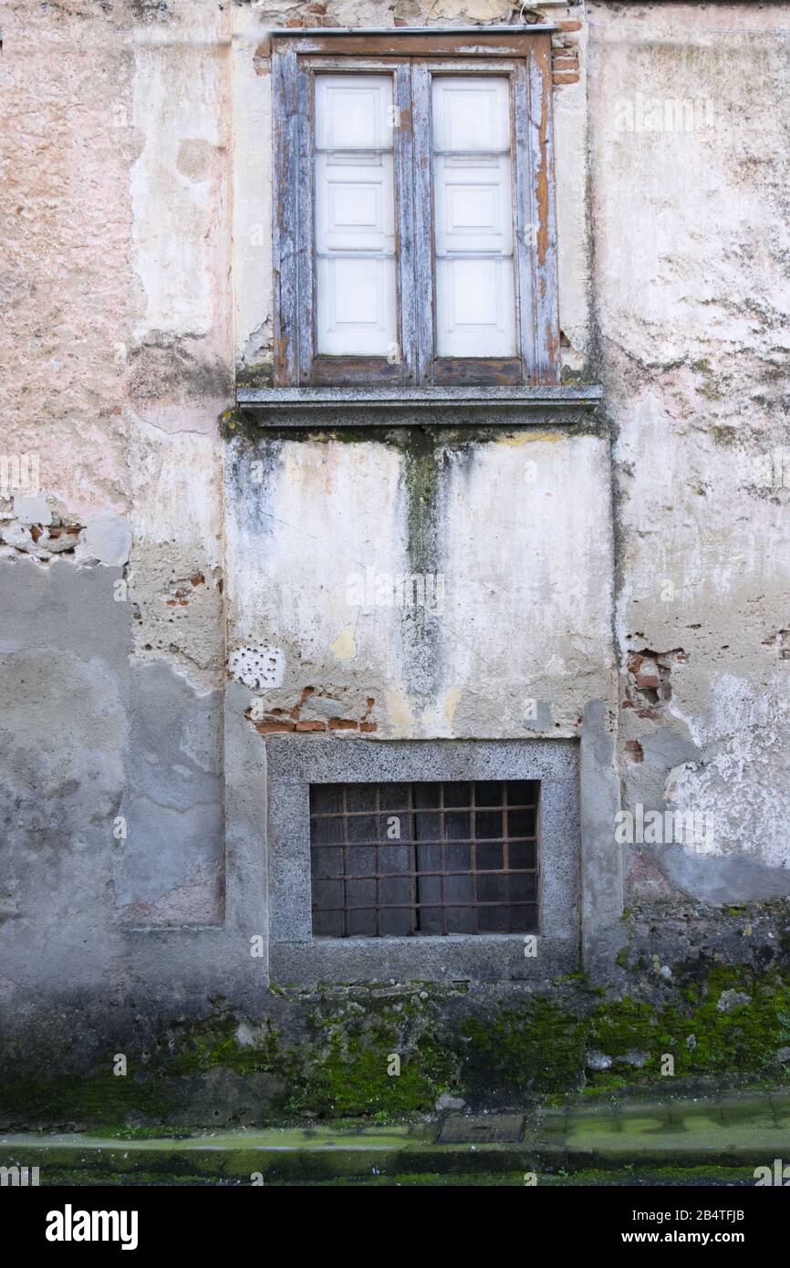 Abandoned dilapidated hi-res stock photography and images - Alamy