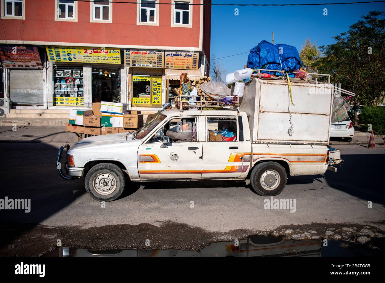 Old and fully loaded car in Erbil Stock Photo - Alamy