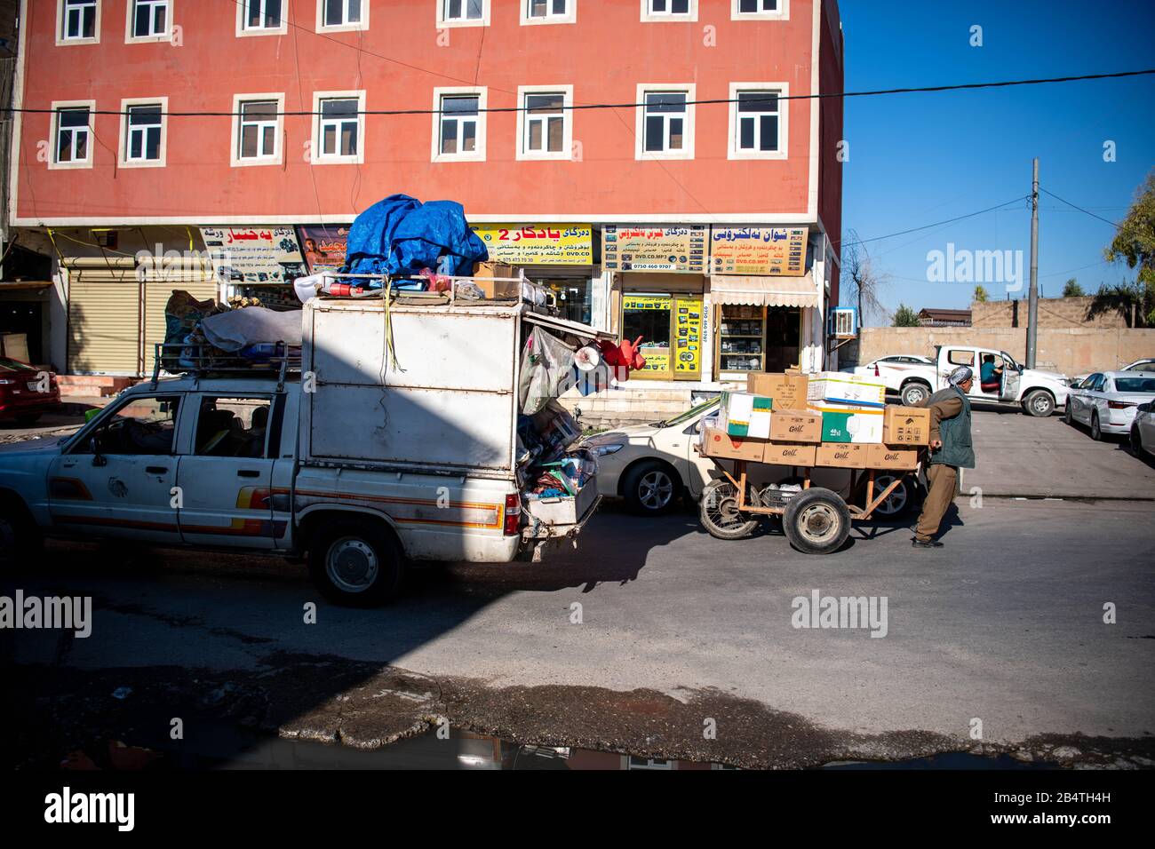 Old and fully loaded car in Erbil Stock Photo - Alamy