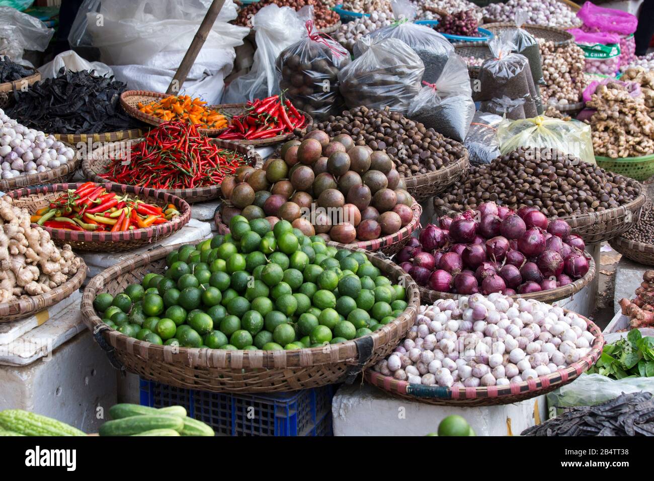 Fruits and vegetables market in Hanoi, Vietnam Stock Photo - Alamy