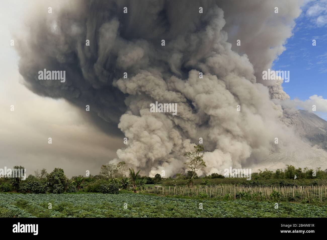Volcano erupting hi-res stock photography and images - Alamy